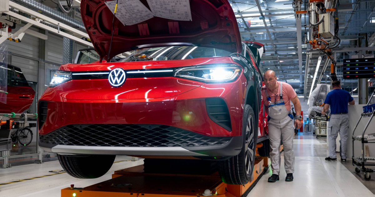 Ve VW to vře. Ve hře je velké propouštění a uzavírání fabrik | Newstream