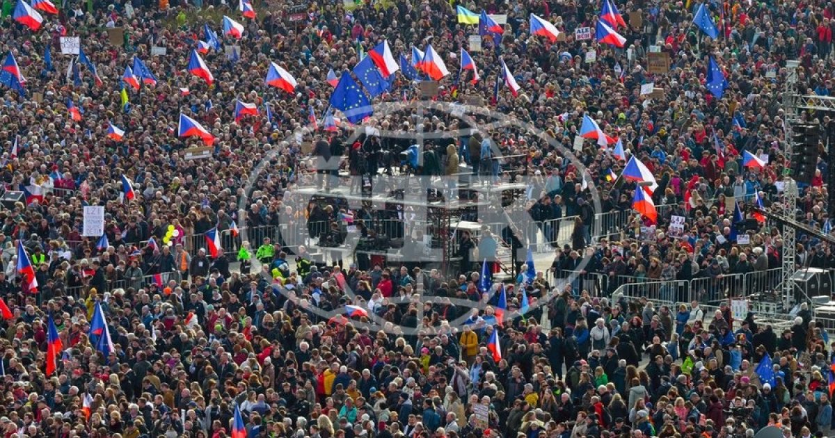 Není Letná jako Letná. A Babiš dál plive na Pavla | Newstream